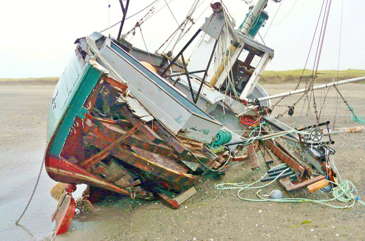 Fishing boat goes aground off Westport | The Daily World