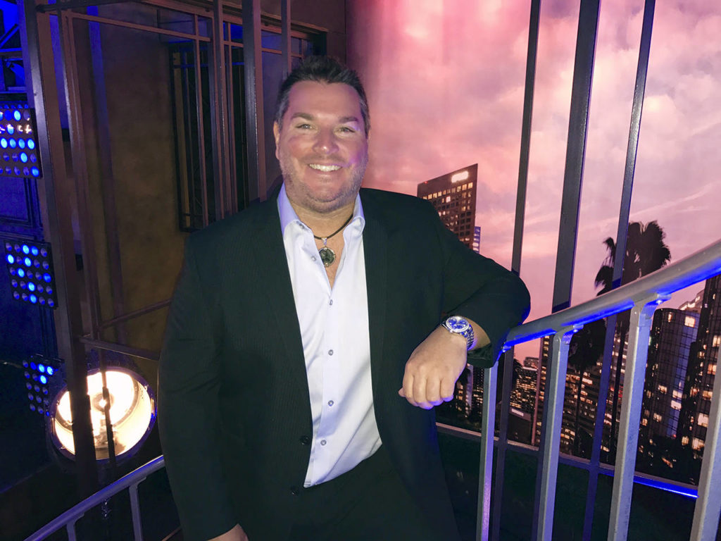 Hoquiam native mixes entertainment with service | The Daily World