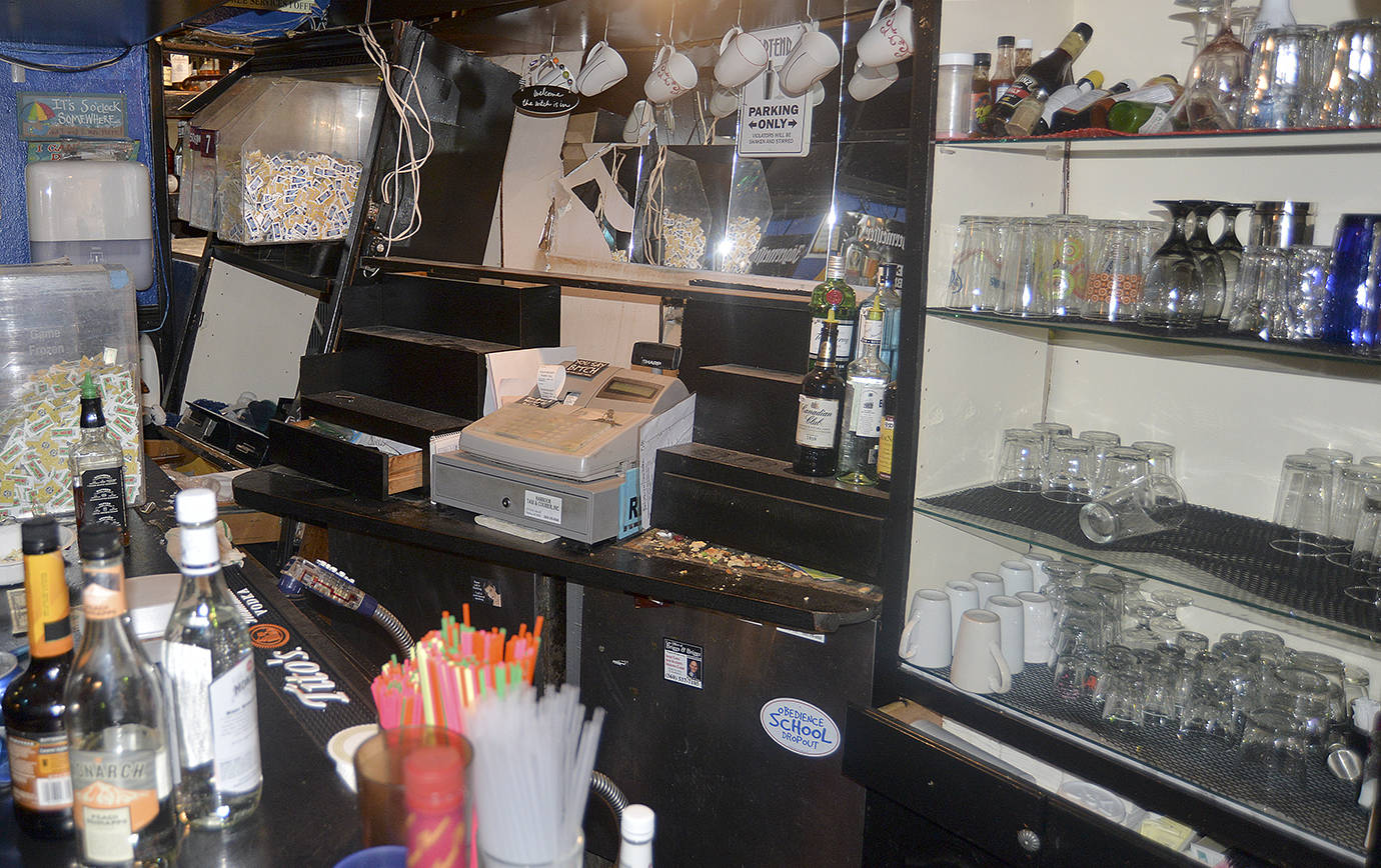 Man drives pickup into Blue Beacon lounge, flees scene | The Daily World