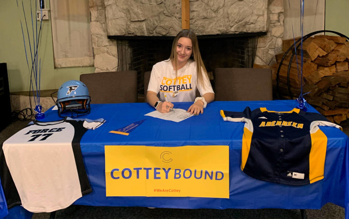 ‘Little fireball’ Katlynn Smith signs with Cottey College | The Daily World