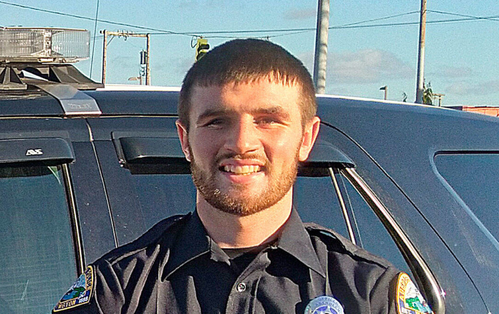 Shumate swears in new Aberdeen Police officer | The Daily World