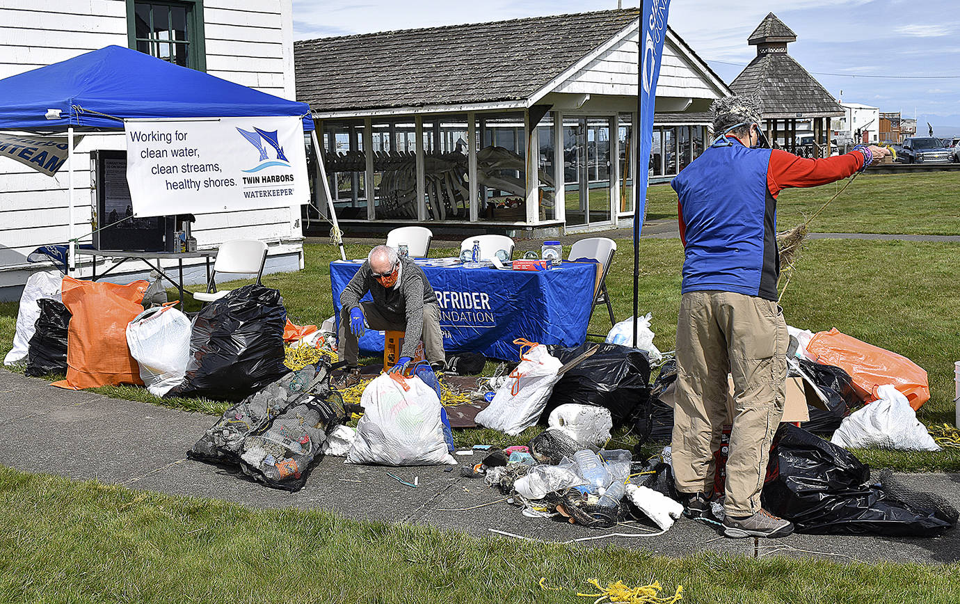 Beach cleanup collects piles of trash from south beaches | The Daily World