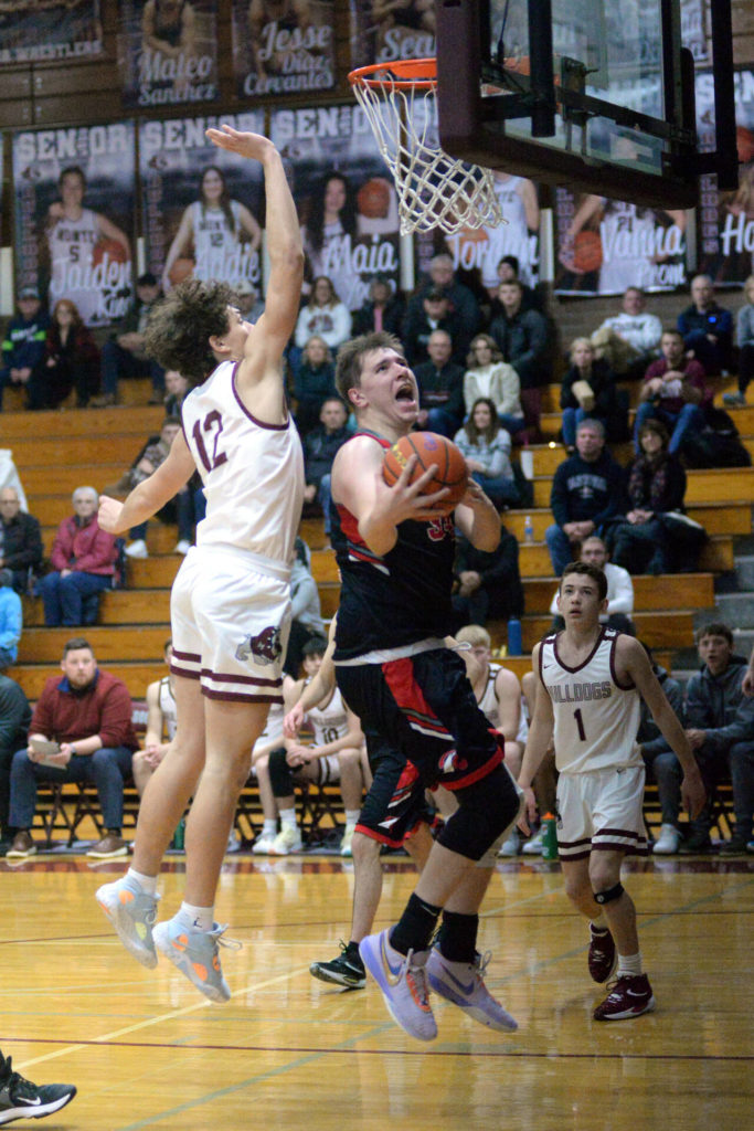 Raymond controls second half to beat Montesano | The Daily World