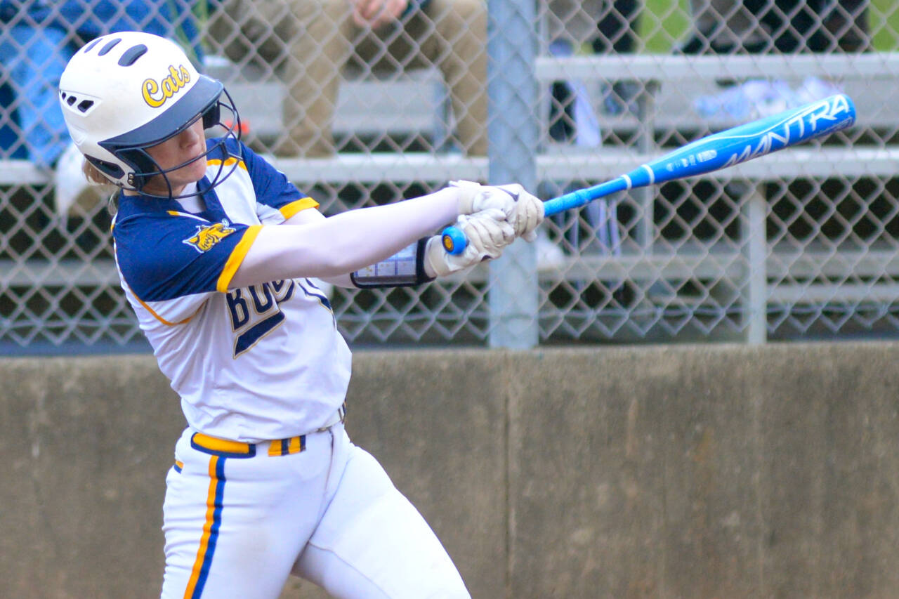 Aberdeen slips out of first place with loss to W.F. West | The Daily World