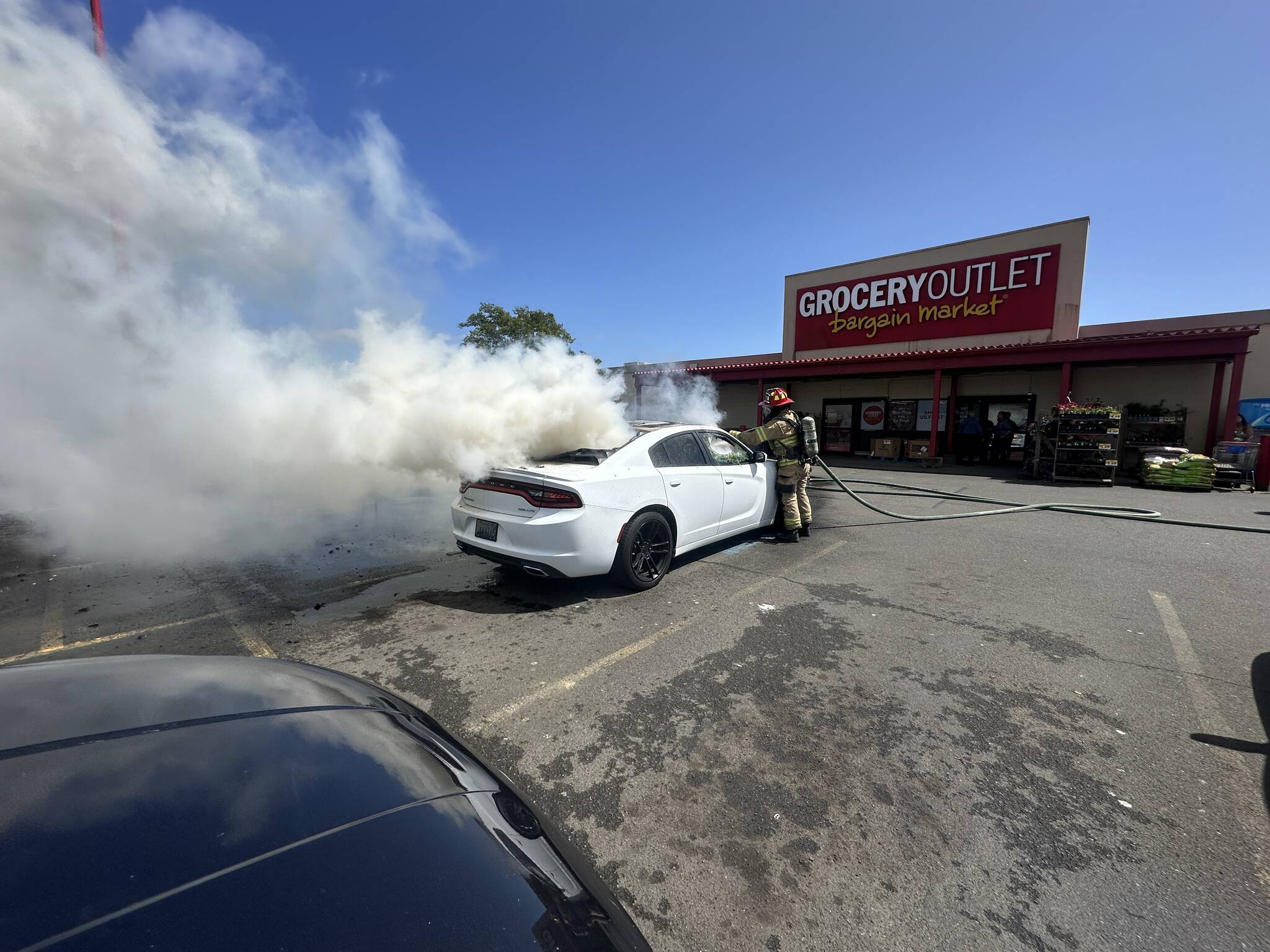 Car gutted by fire in grocery parking lot | The Daily World
